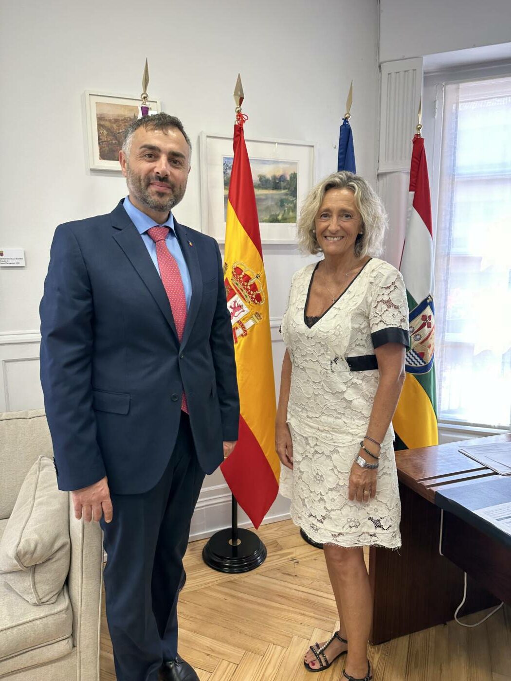 La alcaldesa de Calahorra, Mónica Arceiz, ha recibido al cónsul general ...